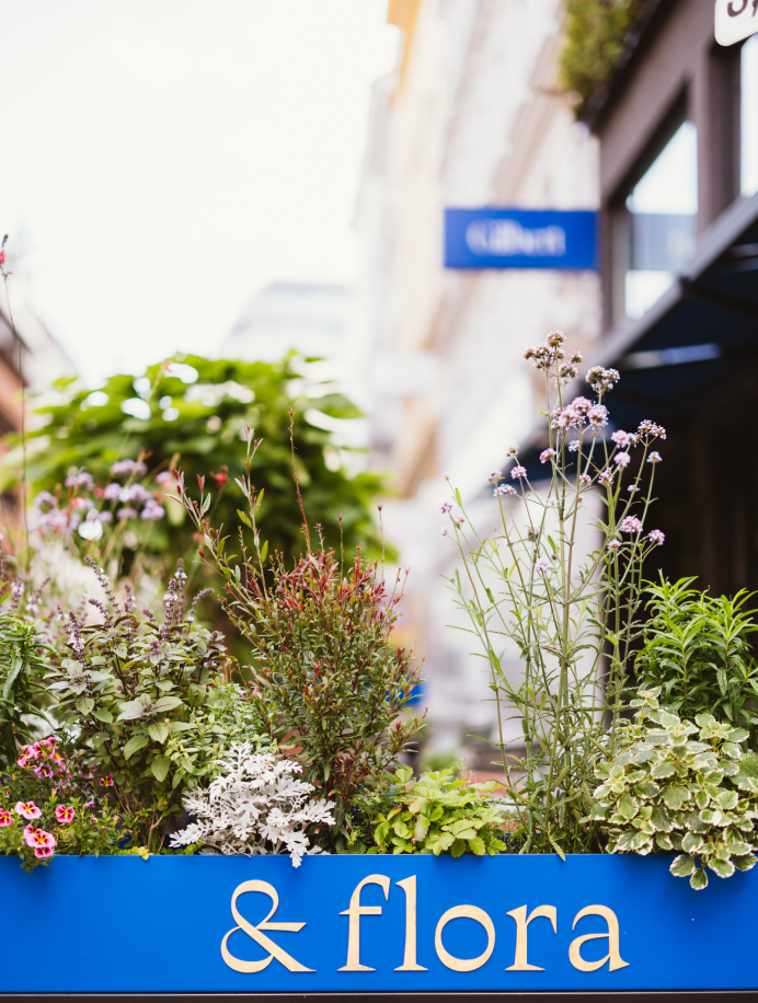 Restaurant Vienna &flora Vienna: Open-Minded Kitchen with Bar.