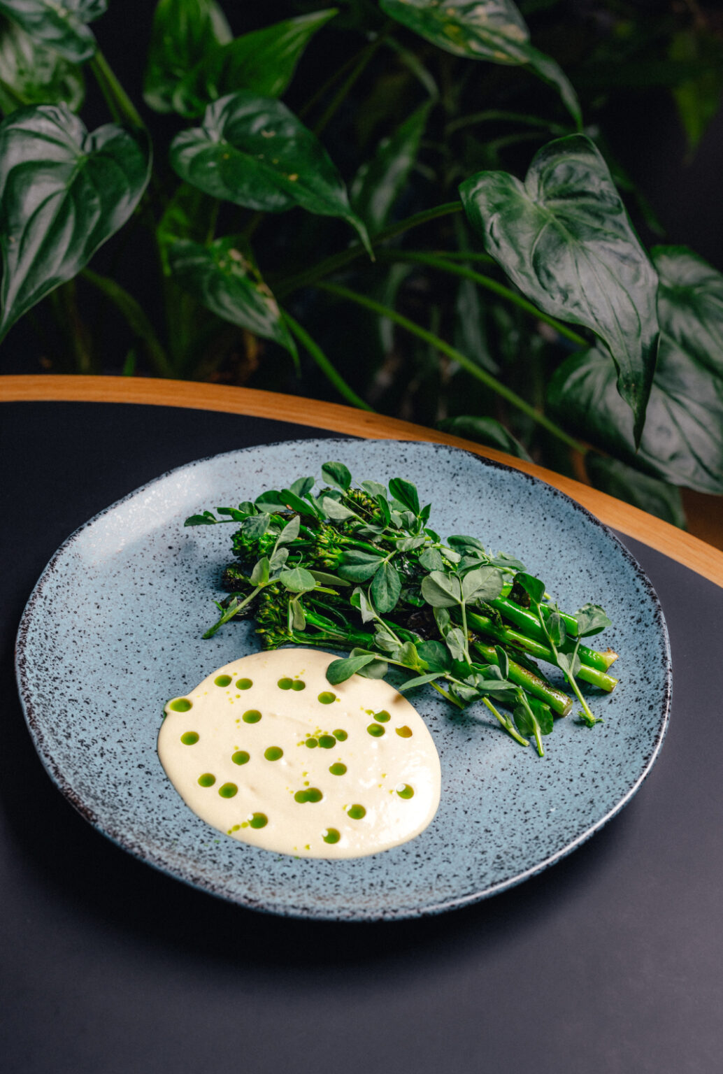 Restaurant Vienna &flora Vienna: Open-Minded Kitchen with Bar.